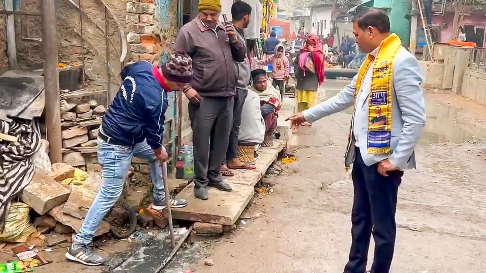 Delhi L-G & AAP govt vie for credit over repairs at Rangpuri Pahadi | Delhi News - The Indian ...