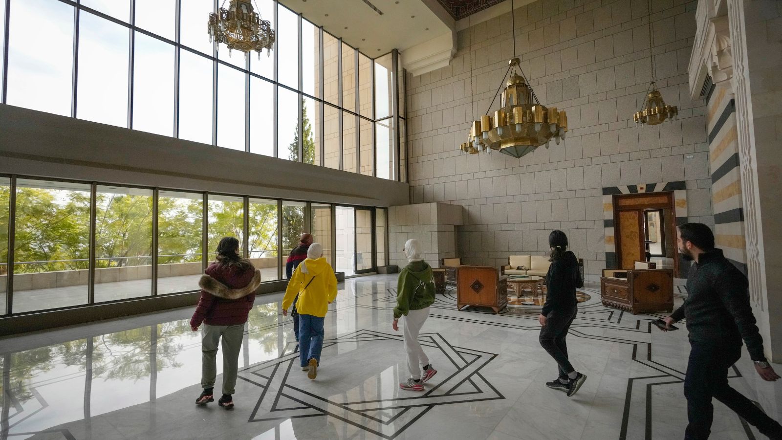 After rebels capture Damascus, Syrians enter Assad’s palaces, take ...