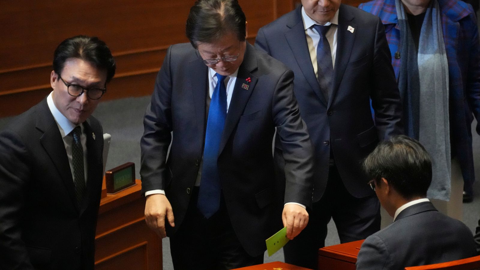 South Korea Opposition Leader Urges Presidents Party To Back 9821