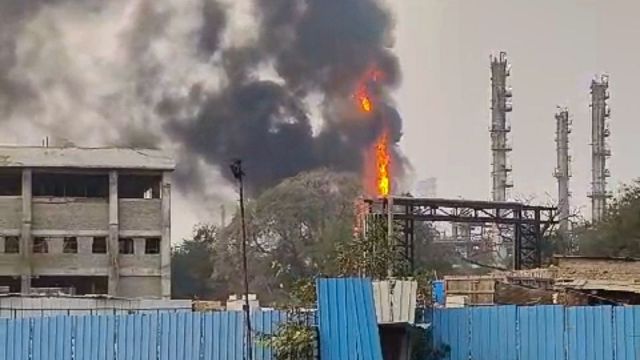 Fire breaks out at IOC refinery in Vadodara, no injuries reported ...