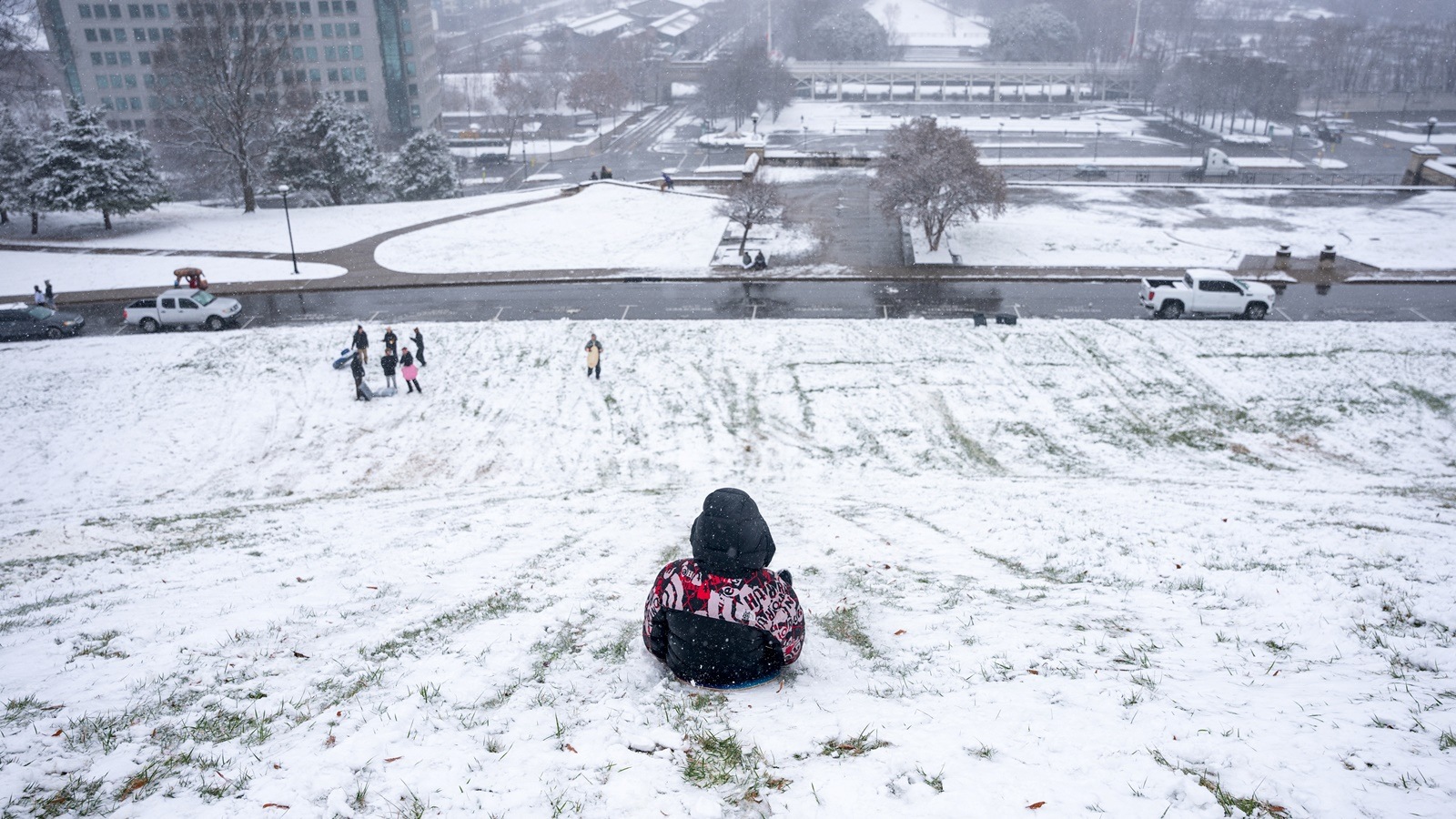 Powerful winter storm dumps heavy snow, causing flight delays, slick ...