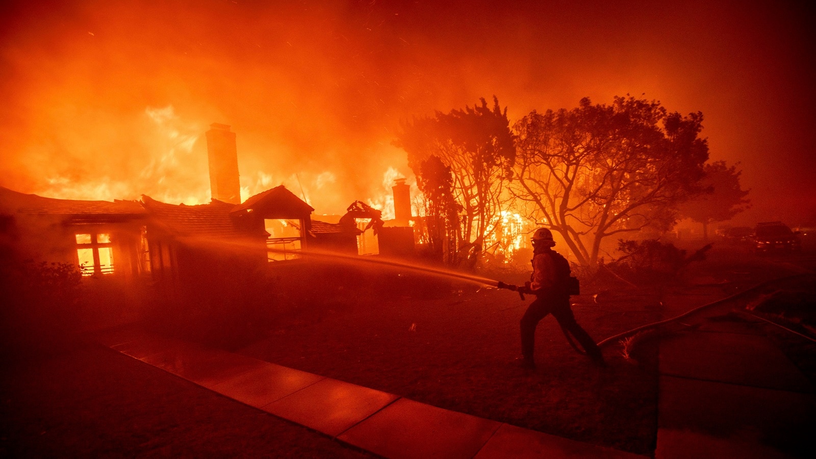 Los Angeles Wildfires: Sky turns red as wildfires rage across Los ...