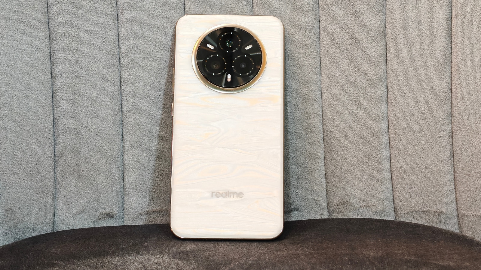 Realme 14 Pro Plus with triple flash and colour changing back panel now ...