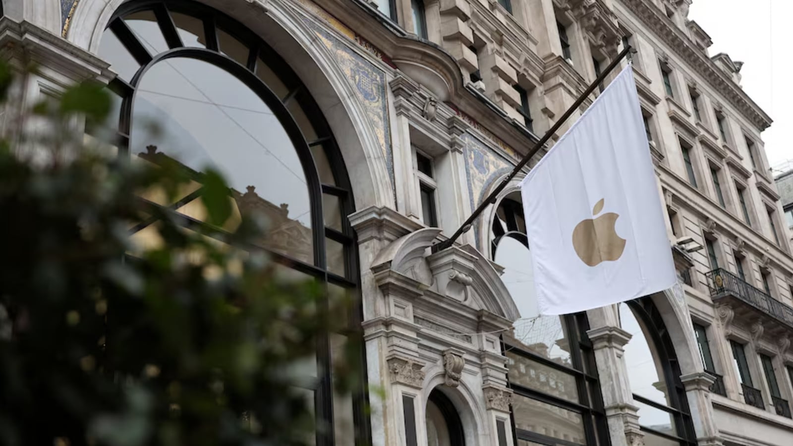 Apple, Amazon fight off $600 million UK lawsuit over alleged ‘collusion ...