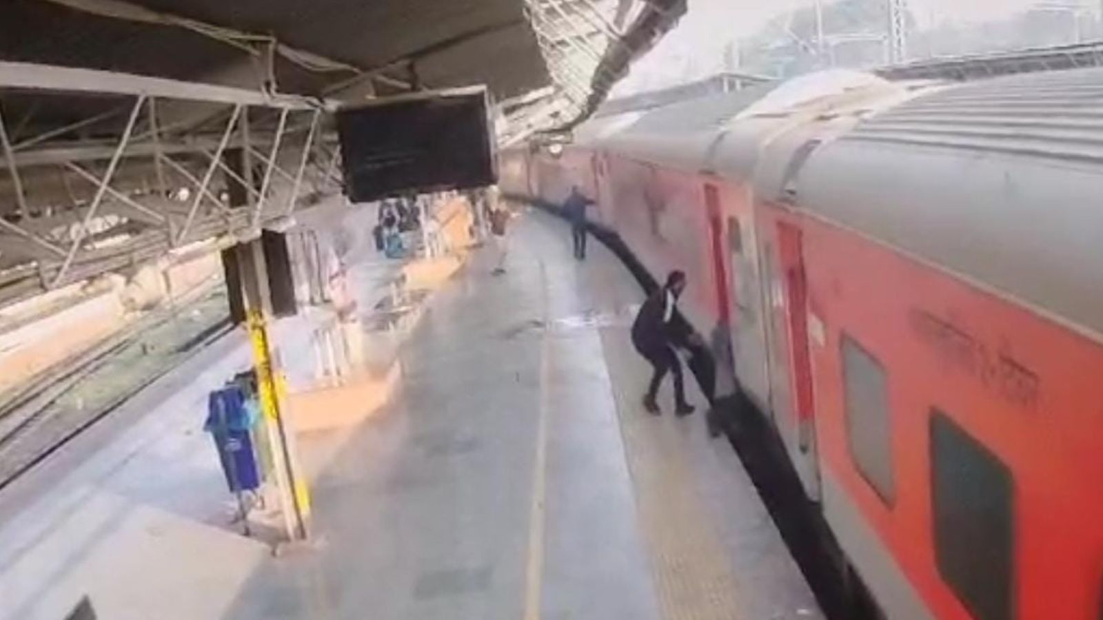 In bid to catch train, man falls off and loses leg in Rajkot ...