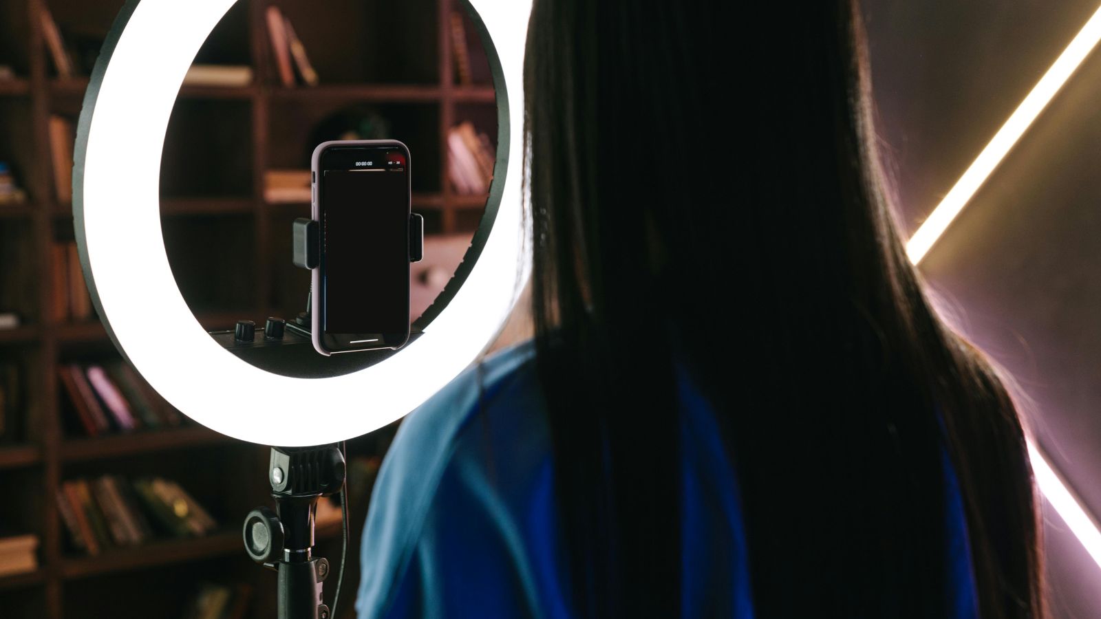 19-year-old Instagram content creator dies by suicide during live ...