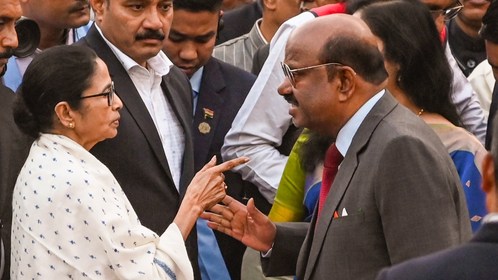 Kolkata Police band ‘stopped’ from performing at Raj Bhawan on R-Day; Mamata Banerjee confronts ...