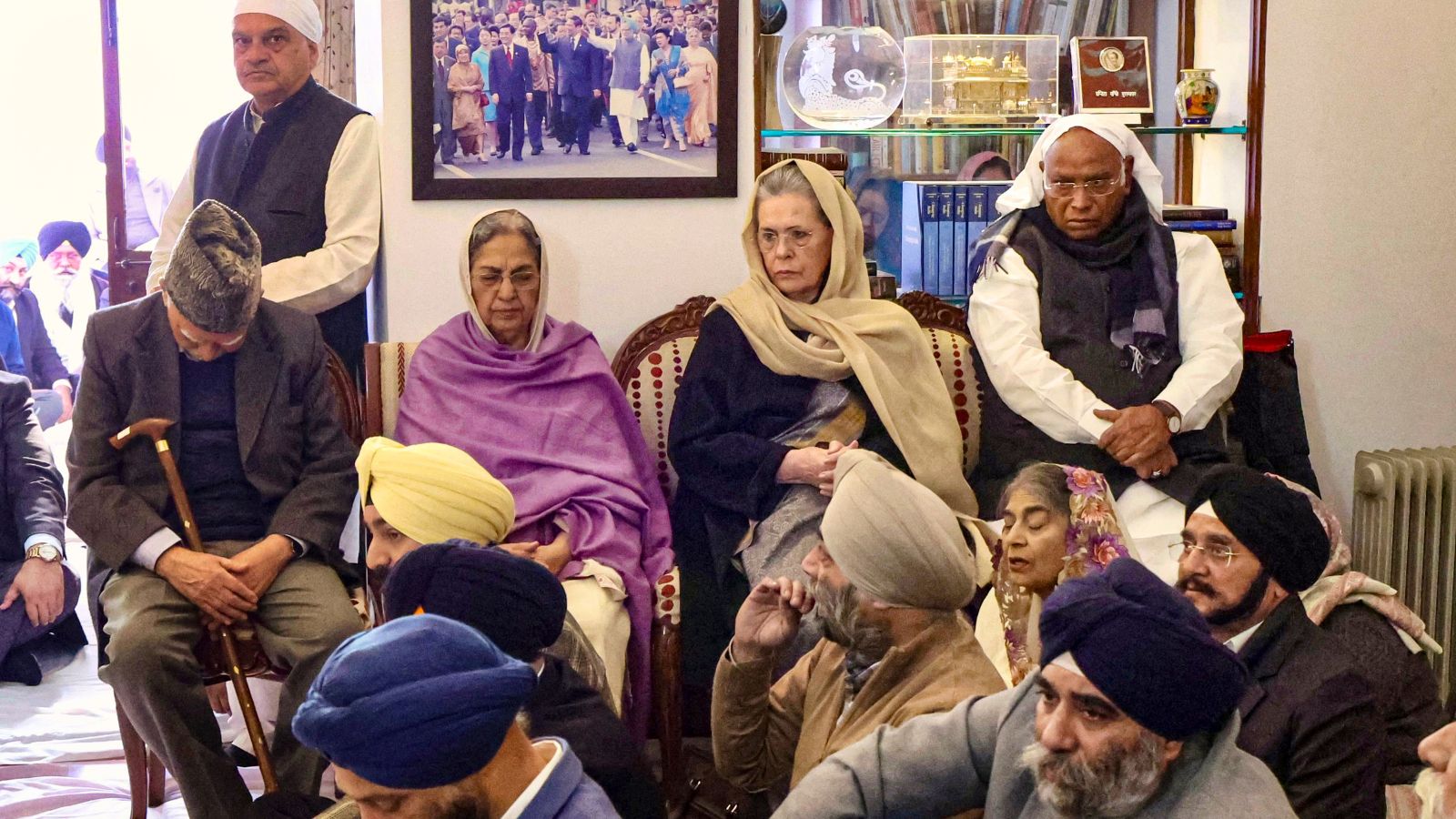 Hamid Ansari, Sonia Gandhi, Mallikarjun Kharge attend Manmohan Singh’s ...