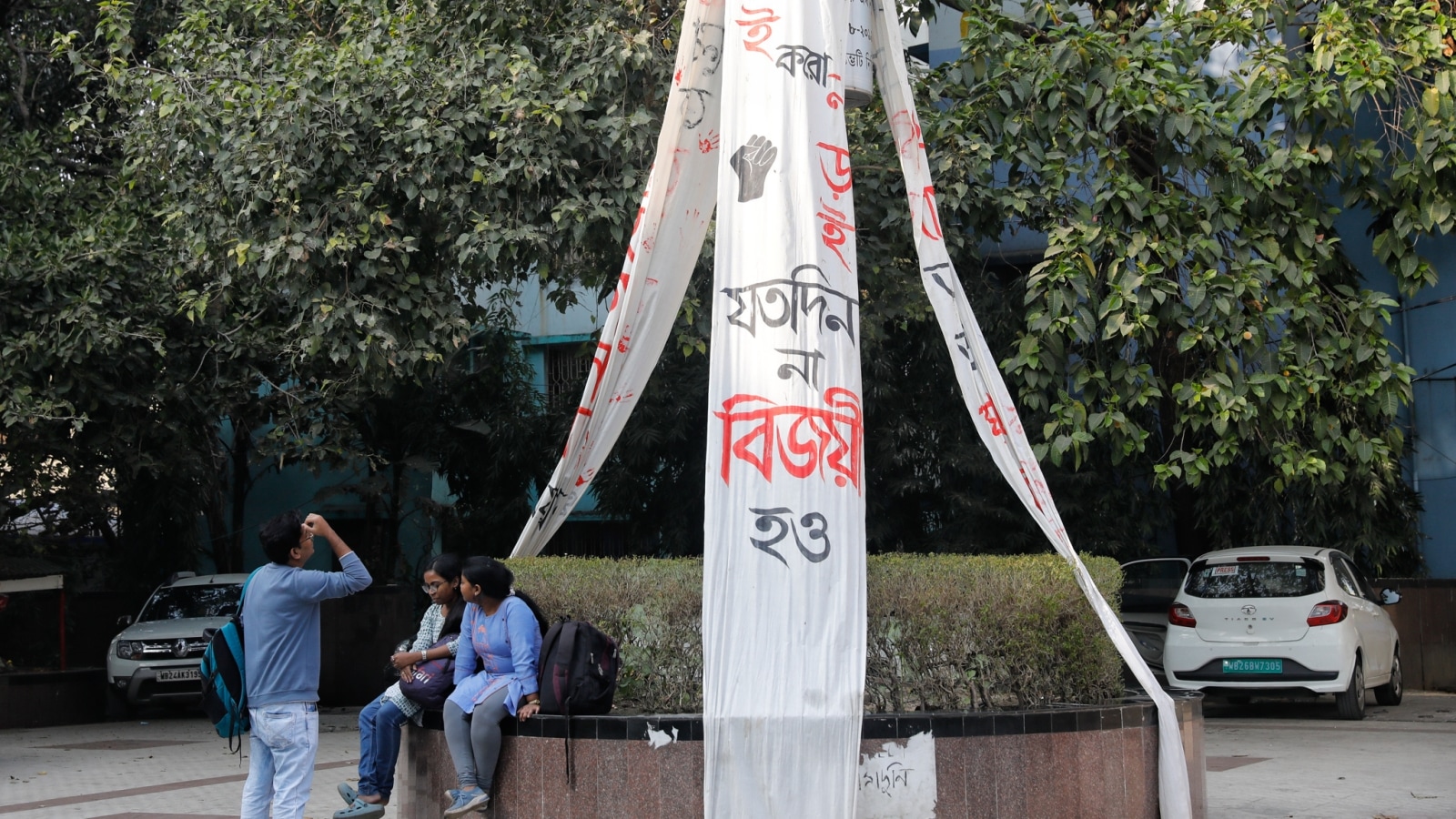 At RG Kar, a sealed door, a symbolic bust — and signs of disappointment ...