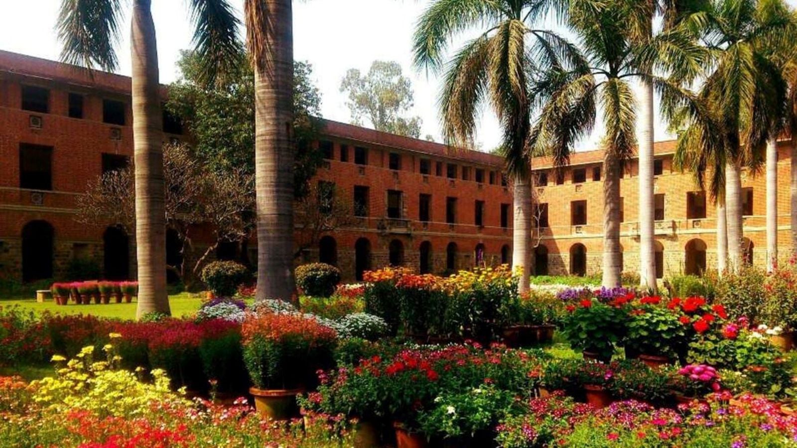 Miranda House, DU students object to Ziddi Girls, principal demands ... Miranda House, DU students object to Ziddi Girls, principal demands ...
