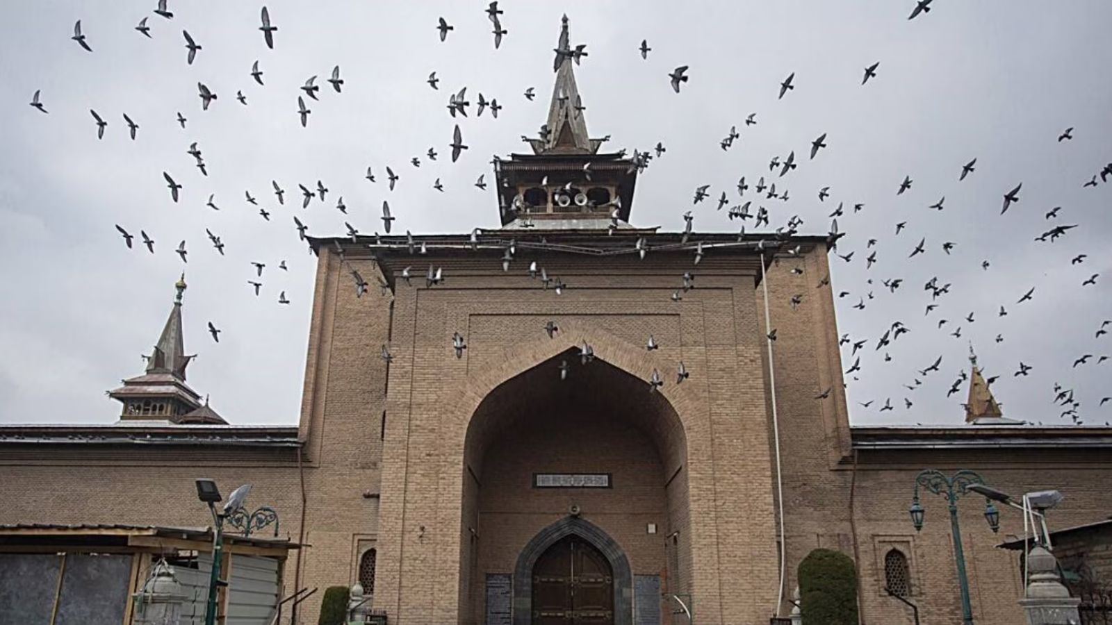 Jamia Masjid shut down in Srinagar following death of Mirwaiz Umar ...