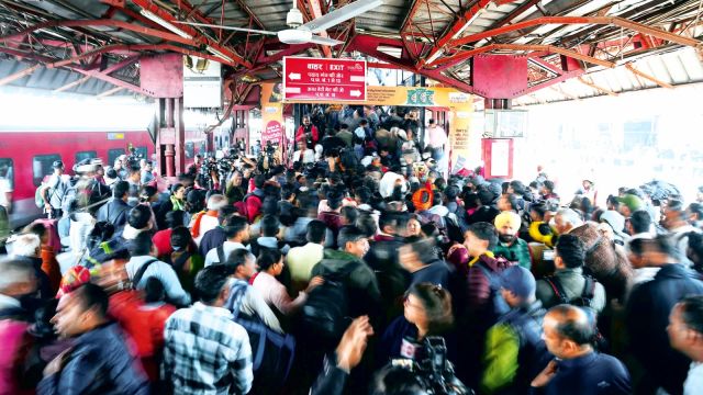 New Delhi Railway Station stampede | Special train announcement, rush ...