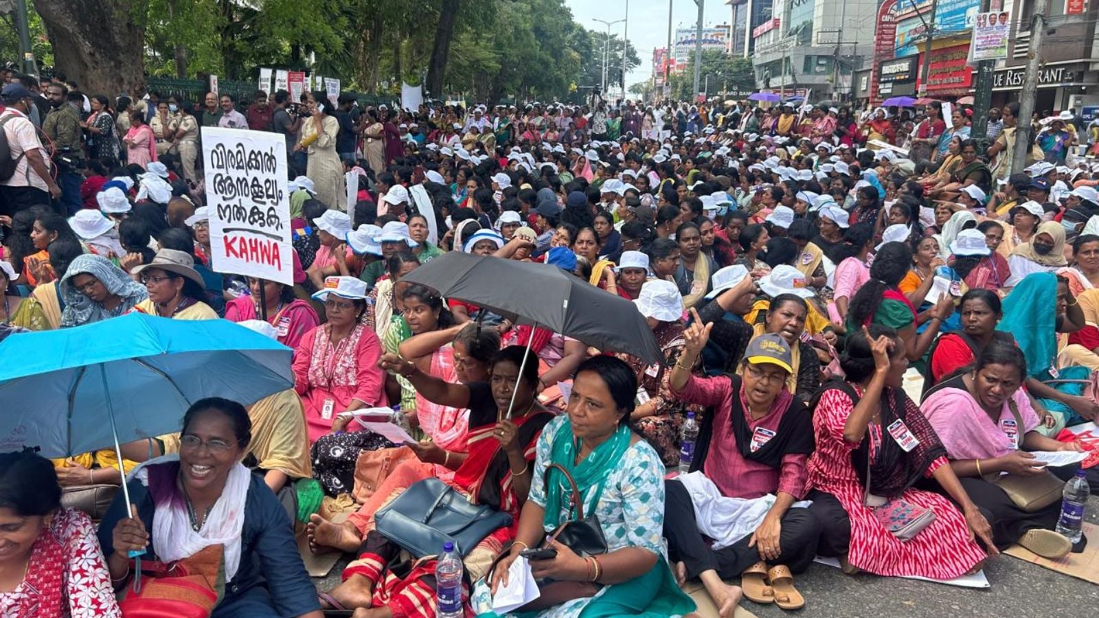 ASHA workers intensify agitation in Kerala, lays a siege to Secretariat ... ASHA workers intensify agitation in Kerala, lays a siege to Secretariat ...
