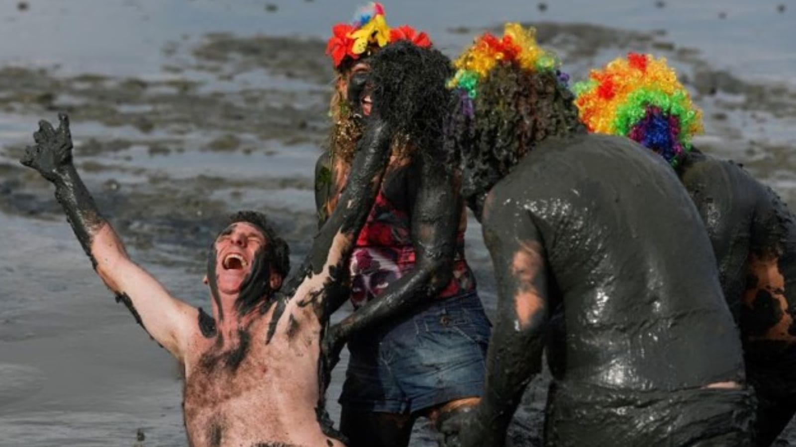 Mud-covered Carnival revellers are strange sight in sleepy Brazilian ...