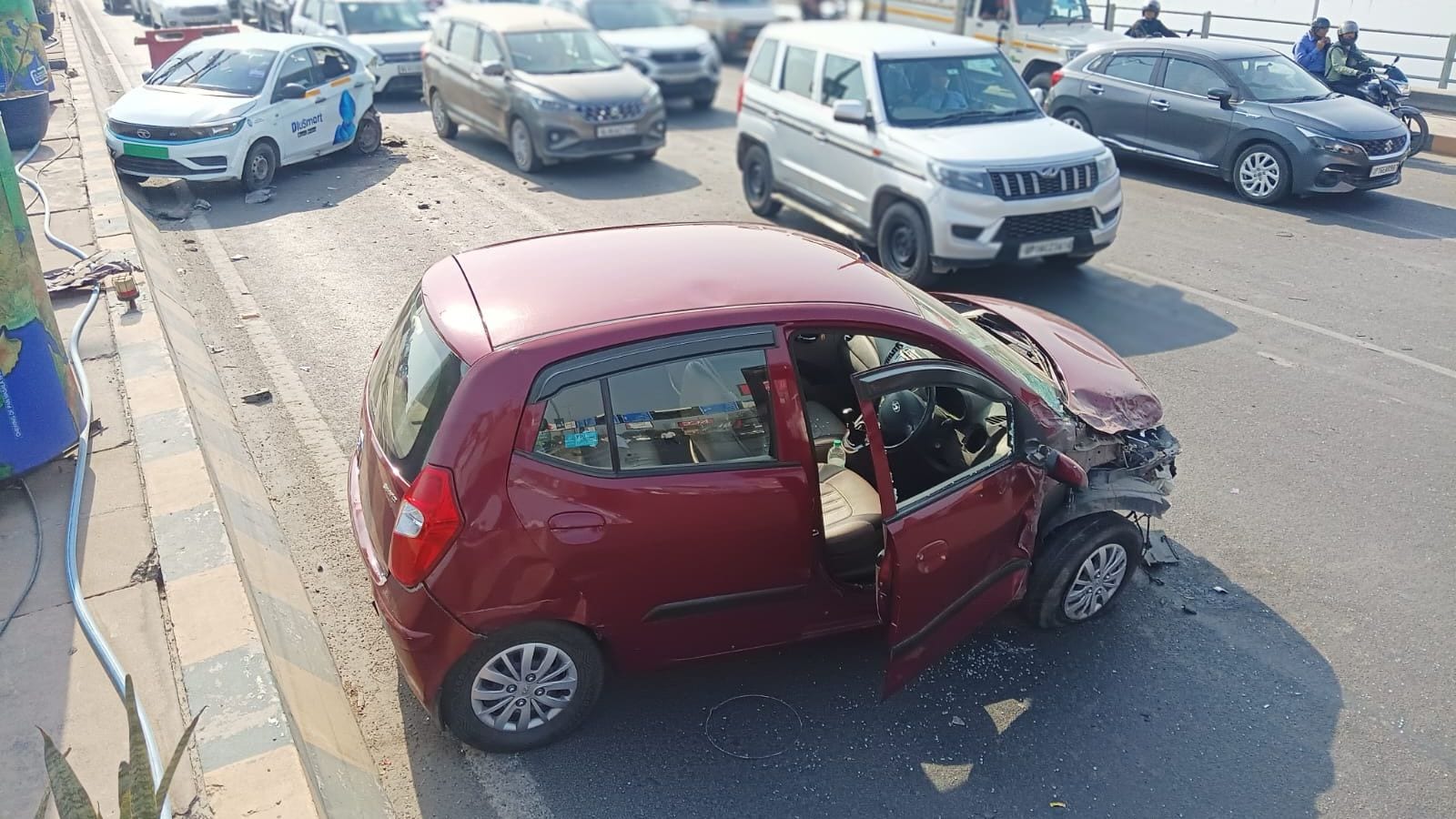 Commuters face massive traffic jam on DND flyover after accident ...