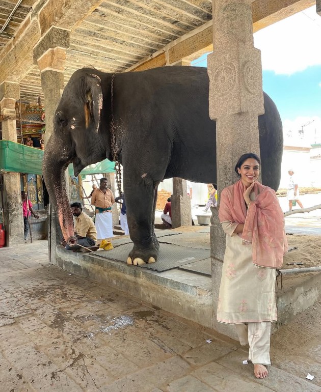 Sobhita Dhulipala visits Kumbakonam, the ‘temple city’ of India; learn ...