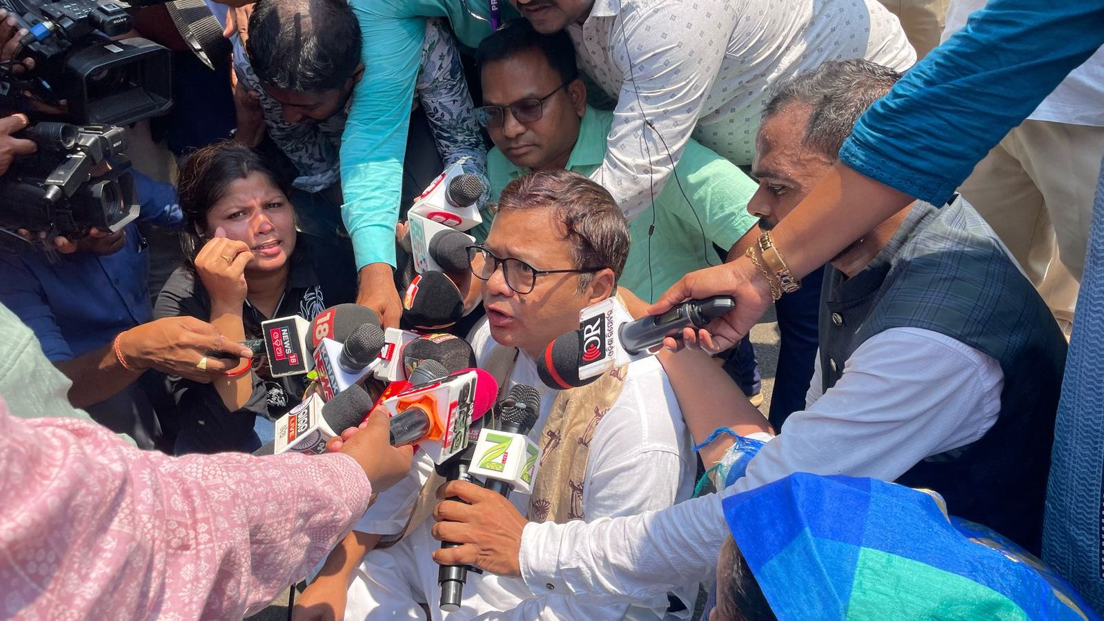 After suspension, Congress MLAs clash with police outside Odisha Assembly | India News - The ...