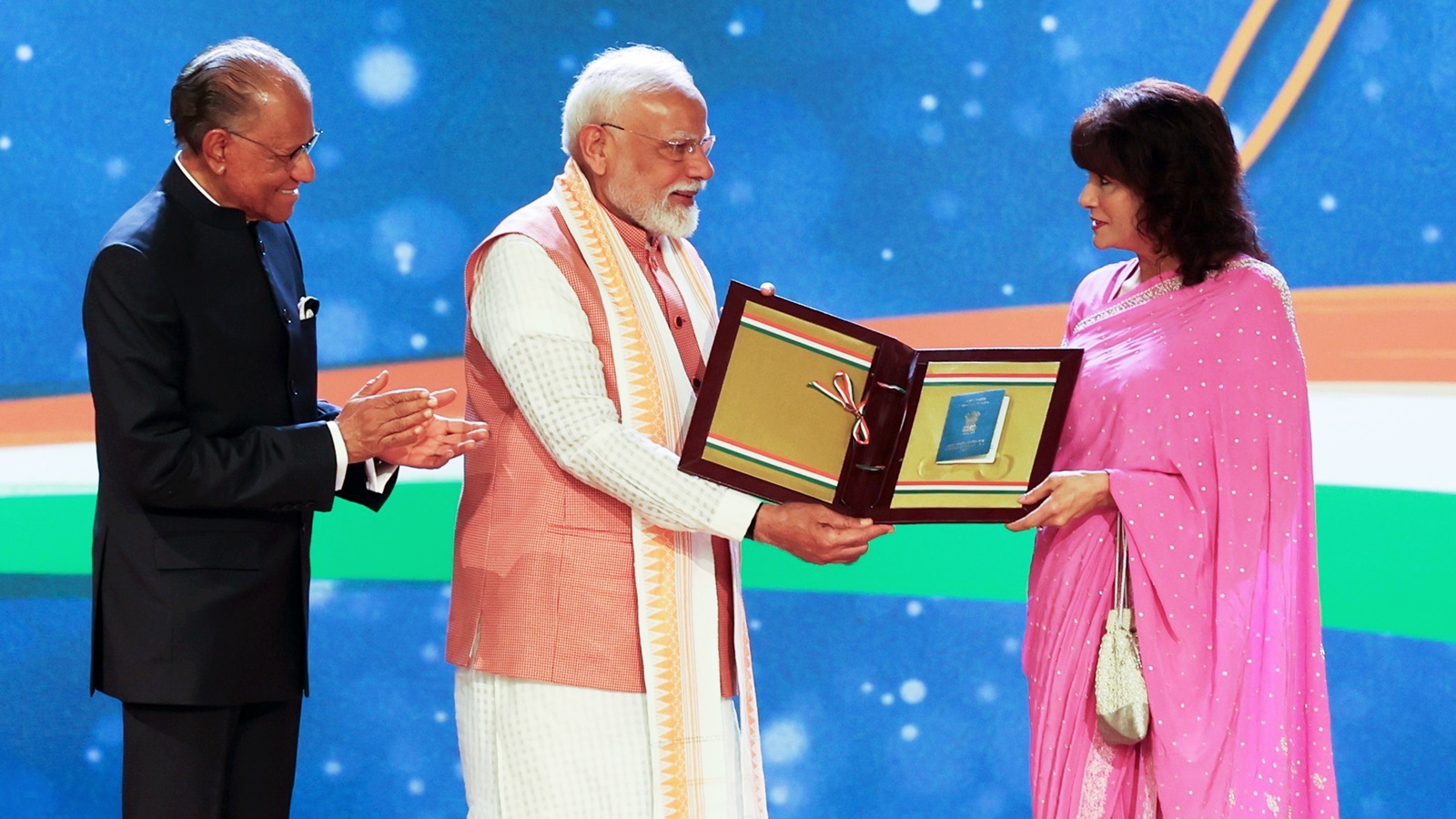 PM Modi presents OCI cards to Mauritian PM Ramgoolam, wife Veena ...