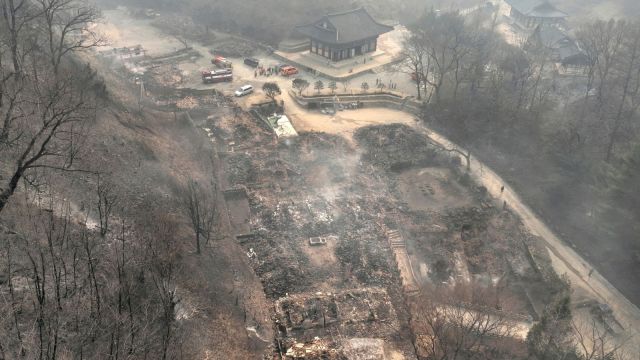 Watch: South Korea wildfire destroys 1,000-year-old Buddhist temple ...