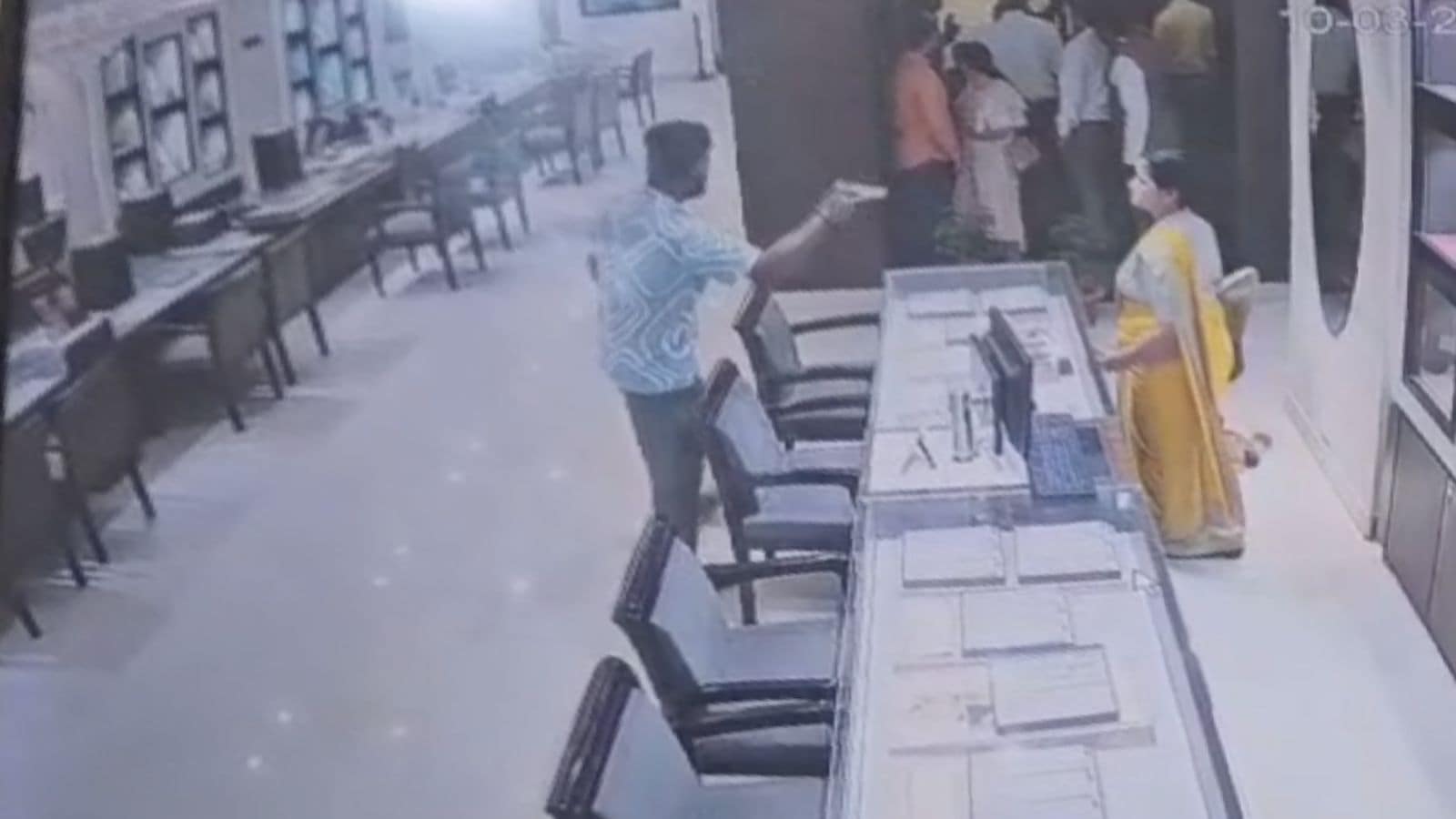 6 armed men, bags full of jewellery, a high-speed chase and a shootout ...