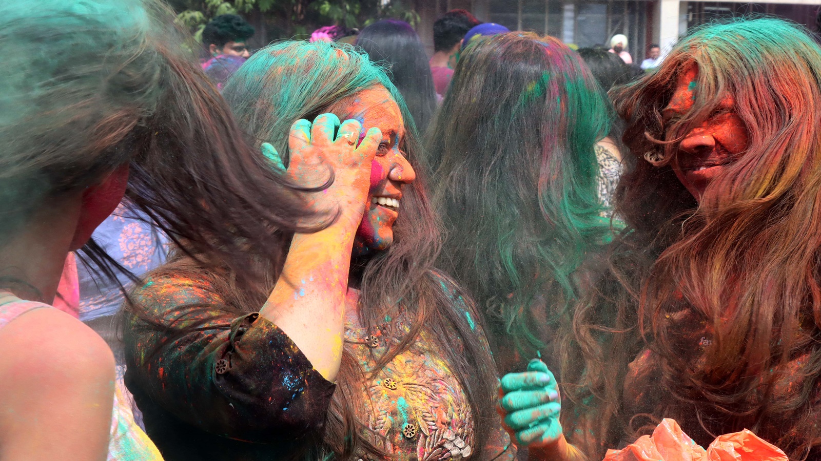 Sunny Holi expected in Kolkata; city sees 33 degrees with no rain ...
