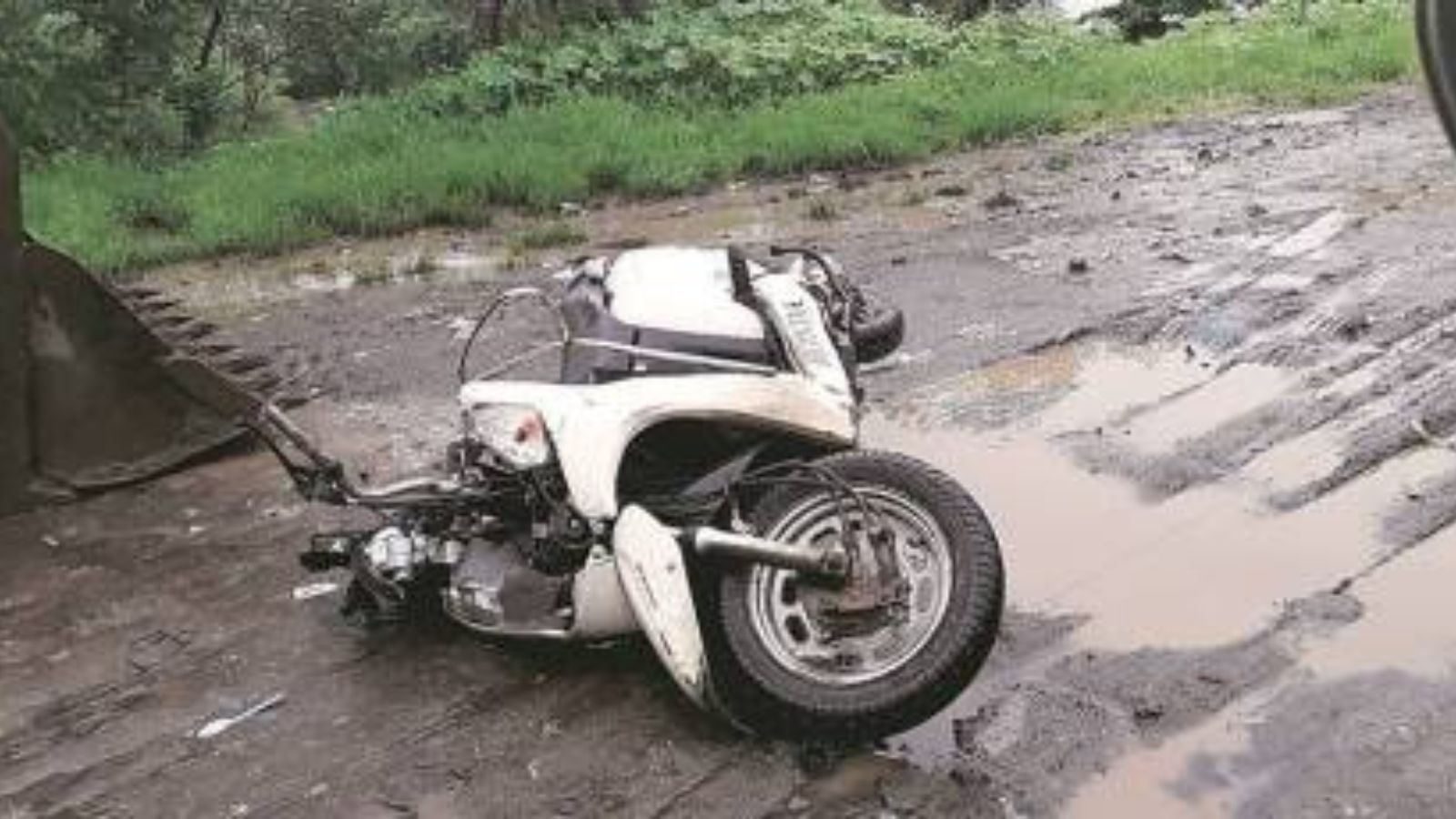 25-year-old woman dies as motorcycle skids on Parel road due to alleged ...