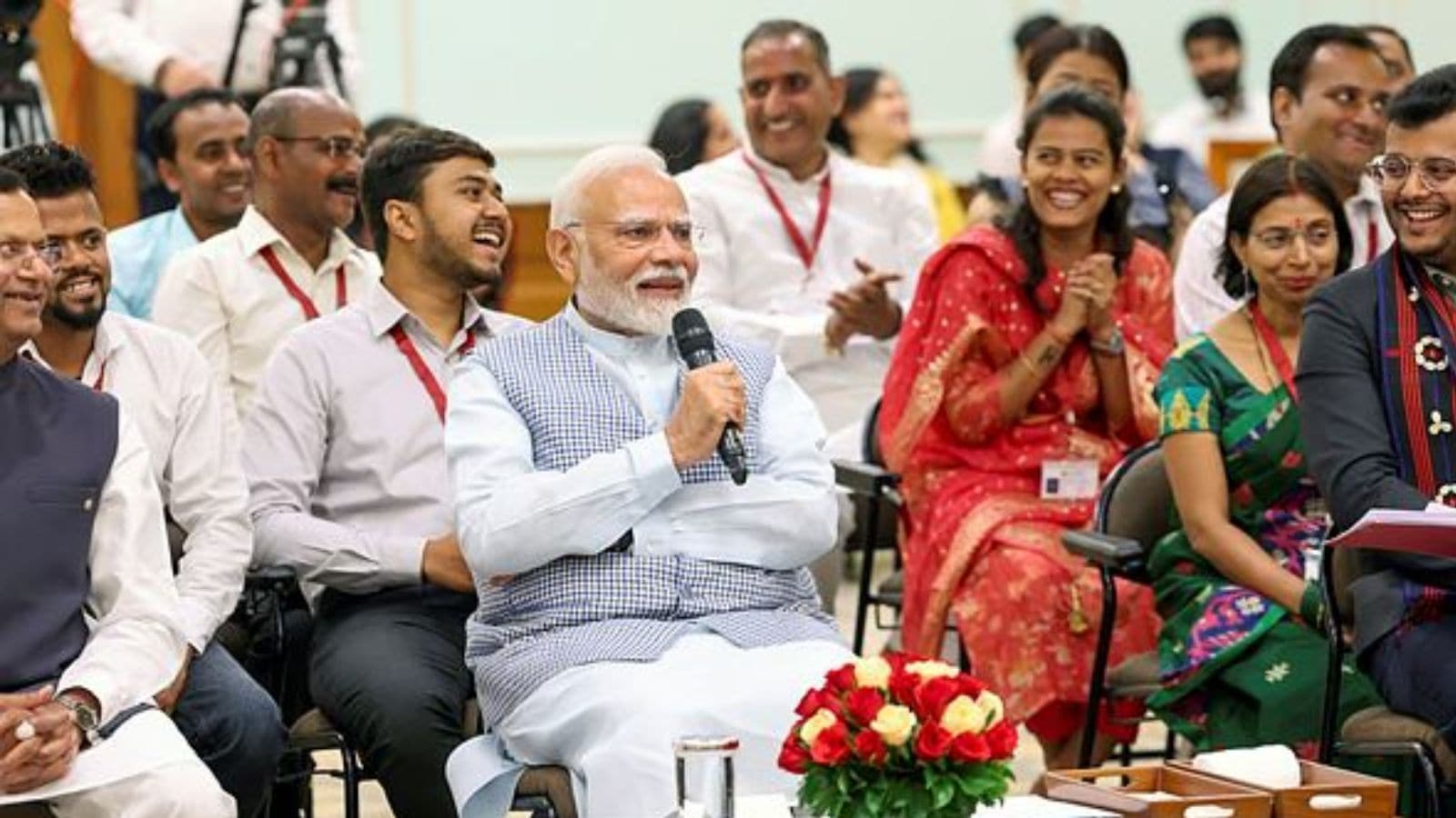 ‘Rs 33 lakh crore loans, 70% women’: PM Modi meets beneficiaries to ...