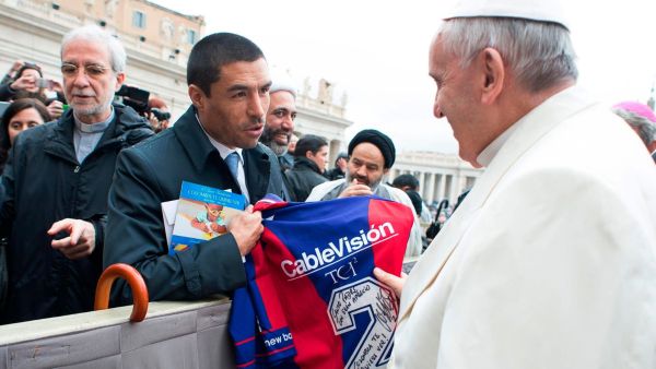 Pope Francis’ beloved soccer club in Buenos Aires mourns him; fans spot ...