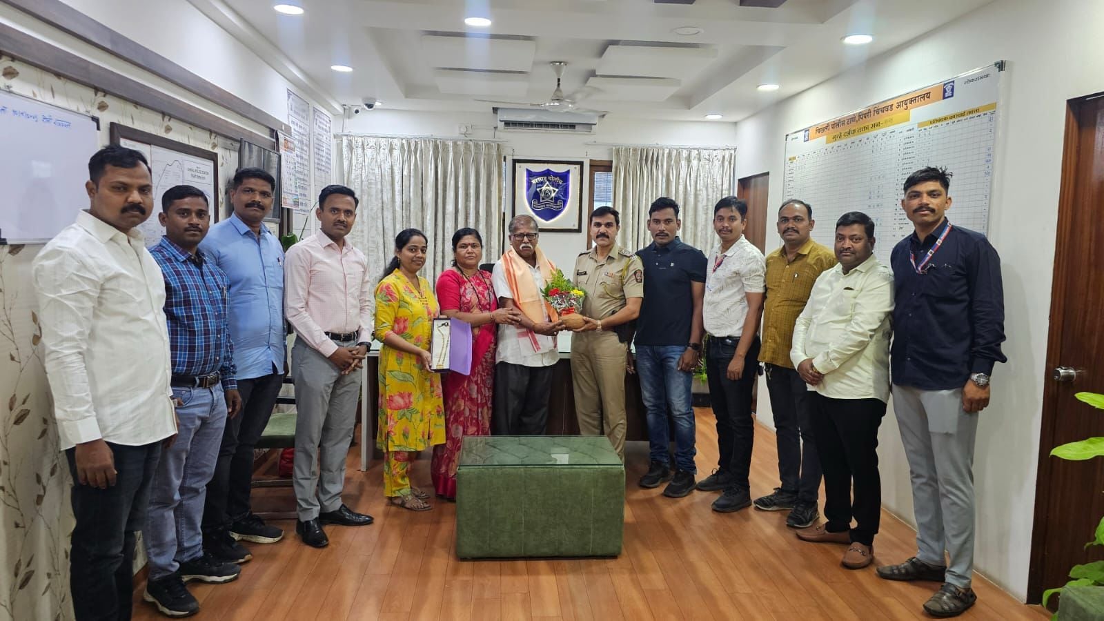 Woman leaves Rs 6.75L gold chain in auto, cops return it to her in 2 days | Pune News - The ...