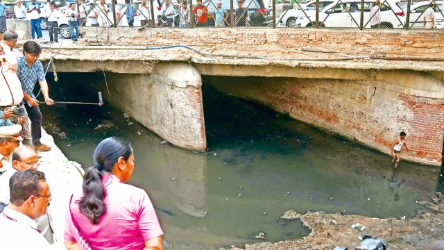7 men clean Barapullah Drain with their bare hands before Delhi CM, L-G ...