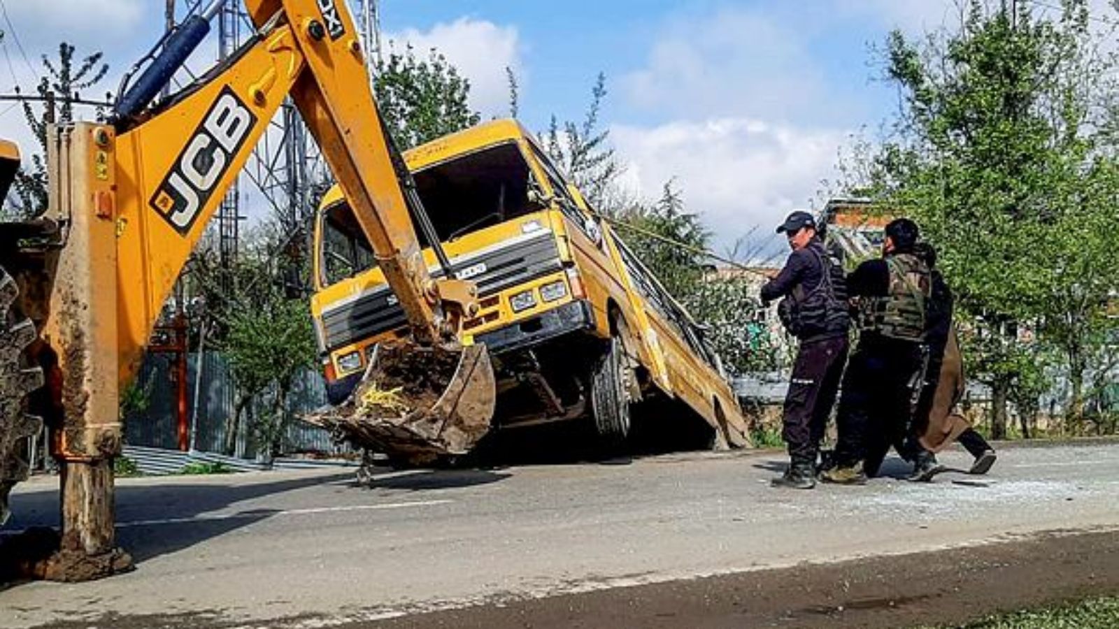 On way to picnic, 2 Kashmir college students dead as bus meets with ...