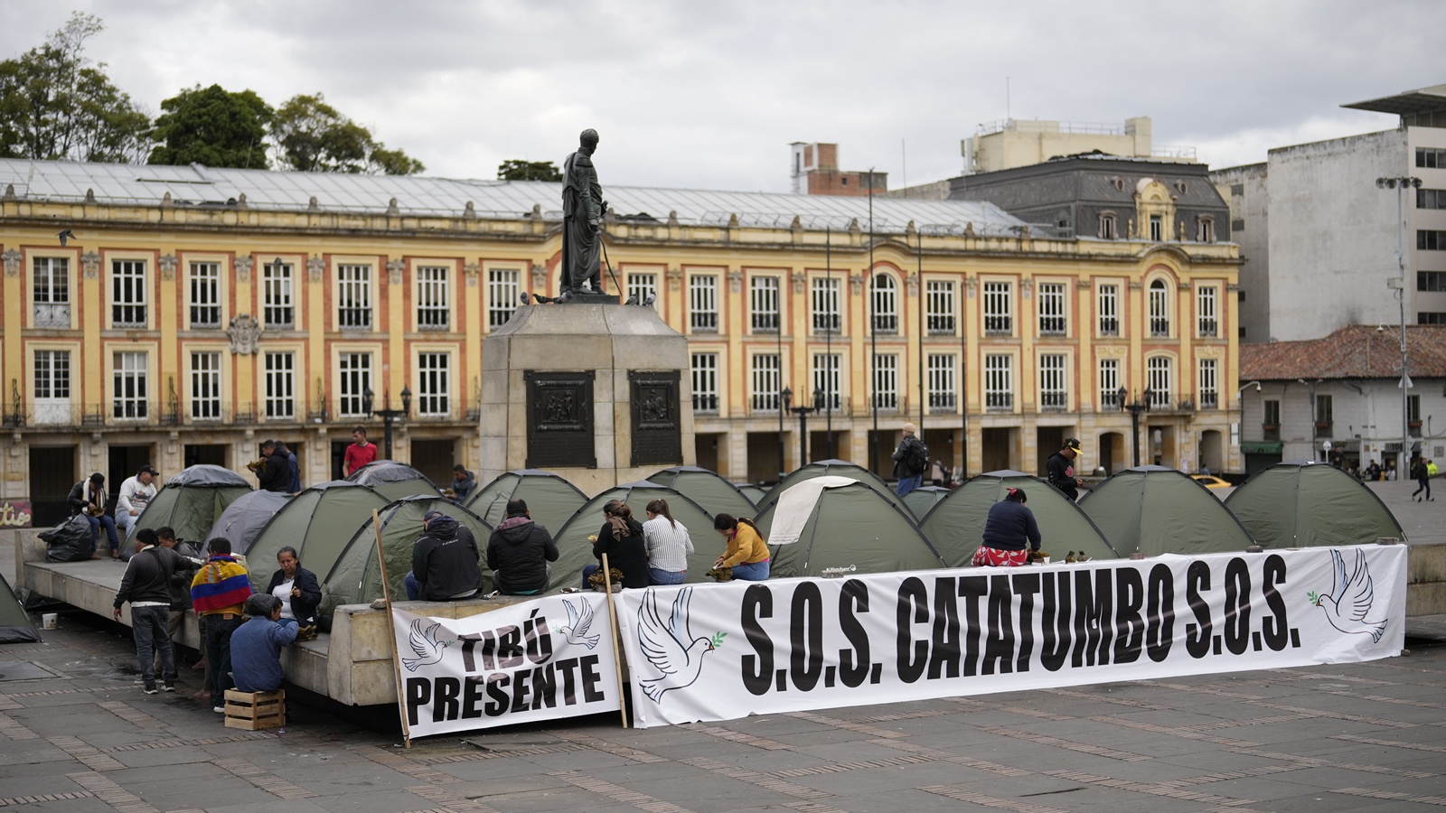 Colombian rebel group steps towards peace, hands over war material ...