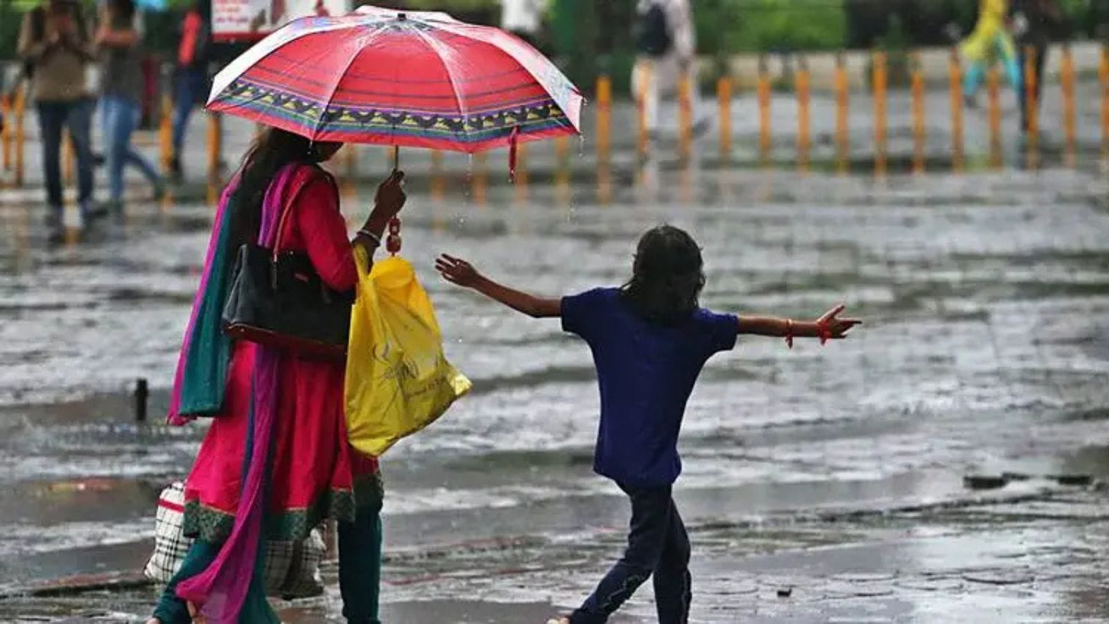 Mumbai receives heavy rain, Thane and Palghar on yellow alert | Mumbai ...