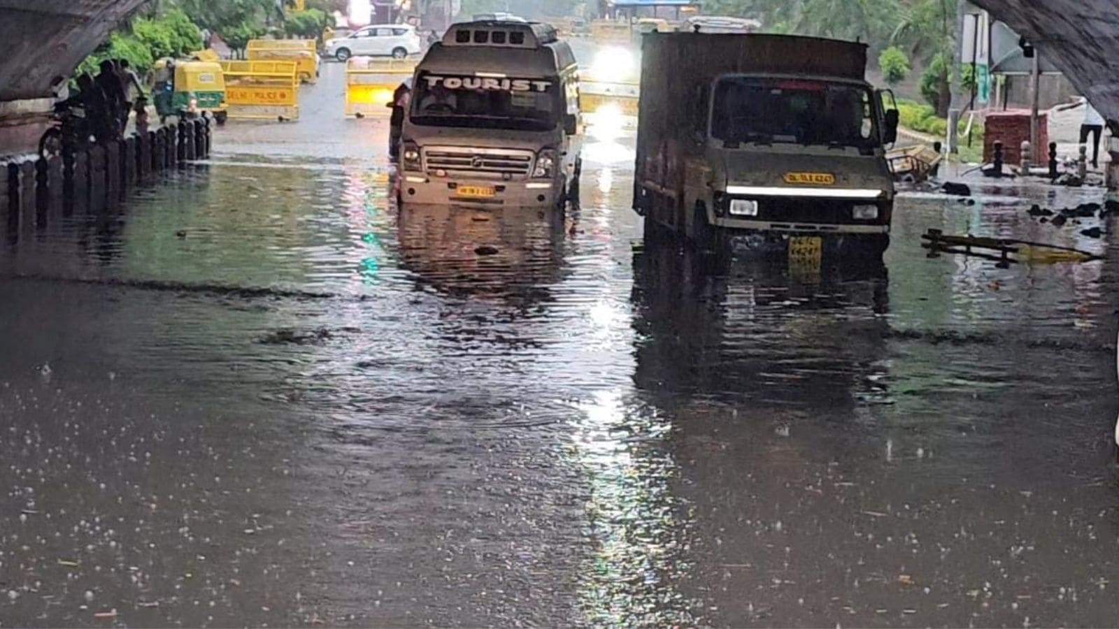 Delhi rains: As intense showers hit Capital, complaints of waterlogging ...