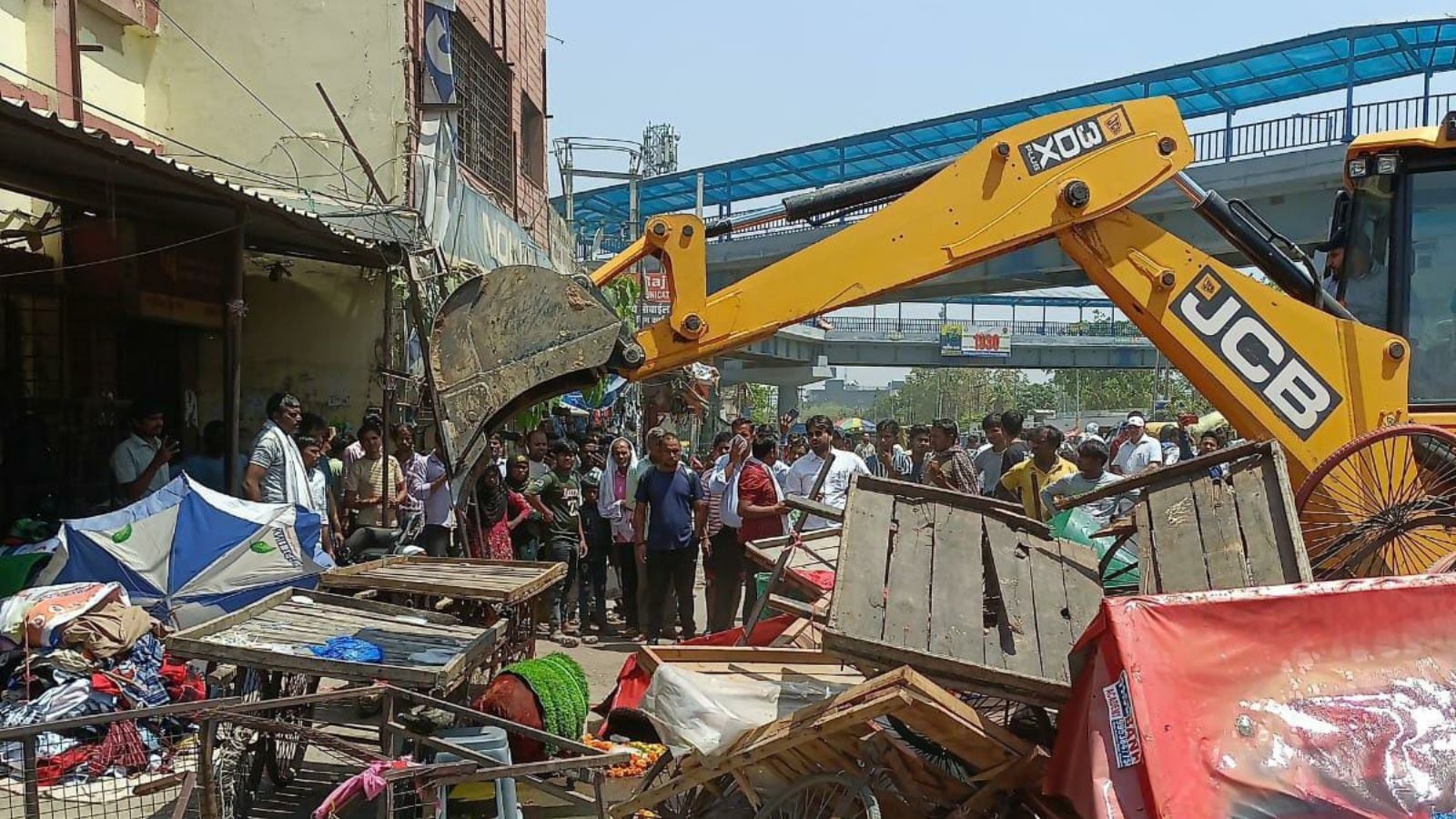 Gurgaon civic bodies demolish 75 ‘illegal carts’ in anti-encroachment drive | Delhi News - The ...