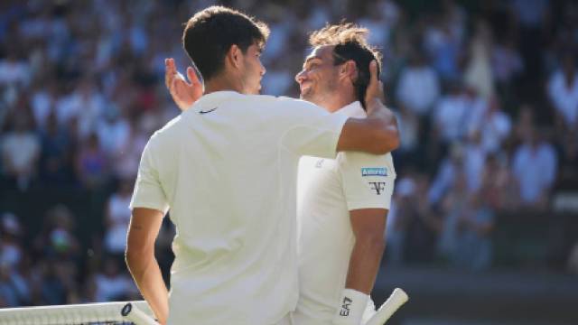 Carlos Alcaraz suffers typical lapses in Wimbledon opener but survives massive Fabio Fognini ...