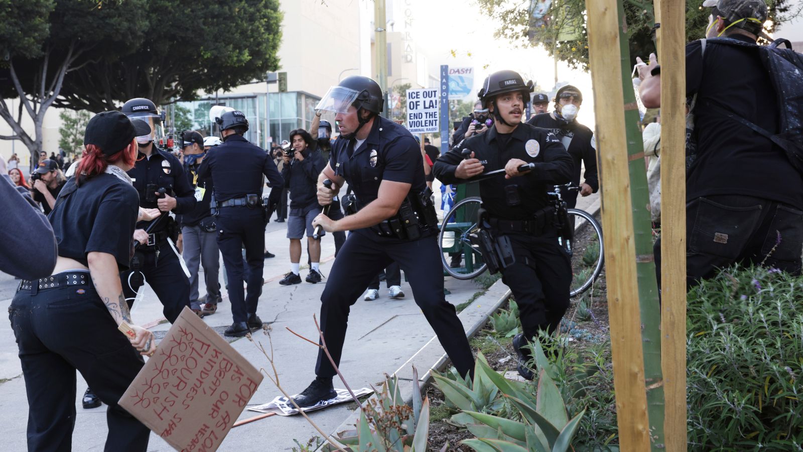 Los Angeles Protest News Live Updates: US Marines to deploy on Los ...