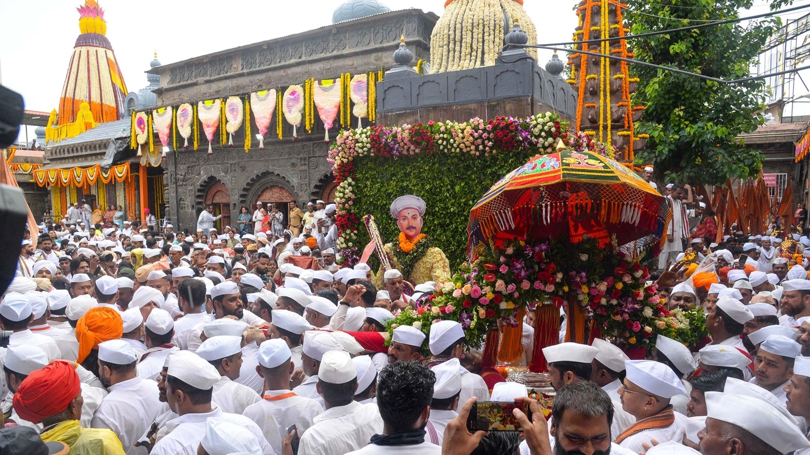 Sant Tukaram Maharaj palkhi arrives in Pimpri-Chinchwad to a warm ...