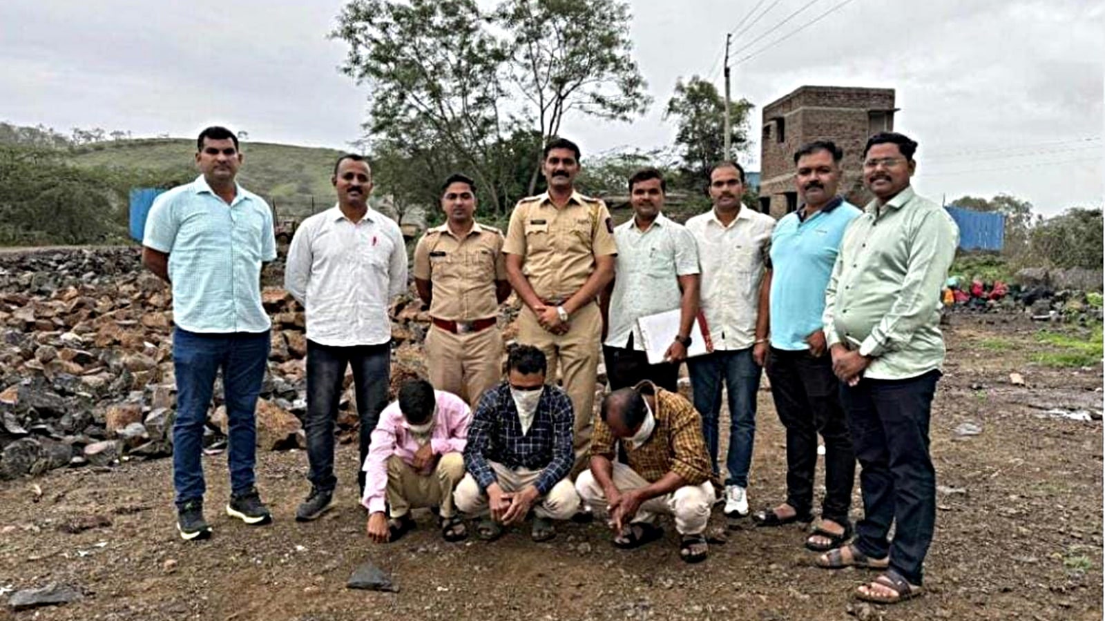 3 illegal immigrants from Bangladesh held from Ahilyanagar construction ...
