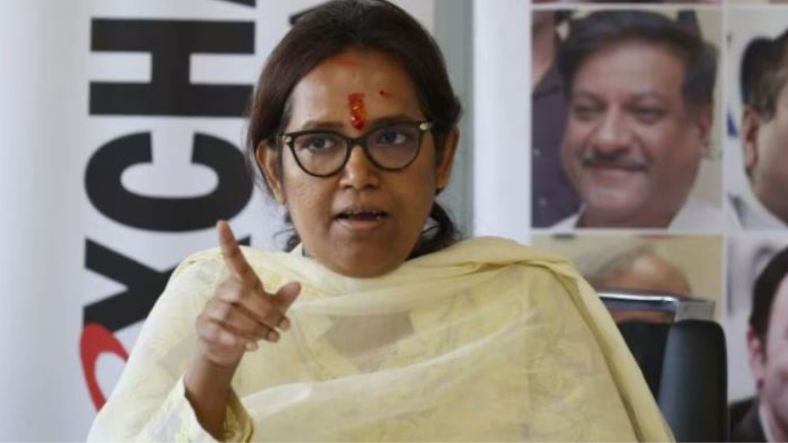 Dharavi Redevelopment Project: Dharavi MP Varsha Gaikwad, Opp leaders ...