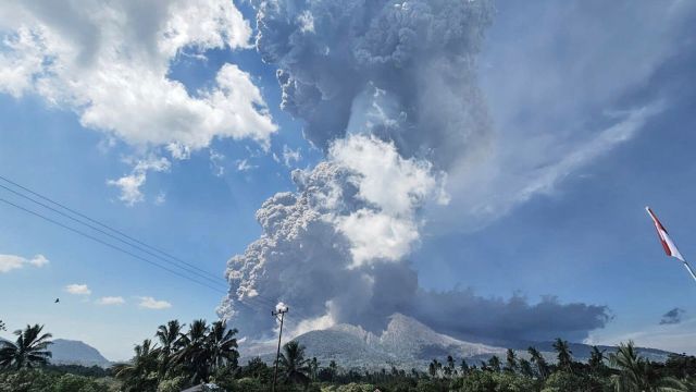 Indonesia’s Mount Lewotobi Laki Laki erupts, spews ash 18 kilometres ...