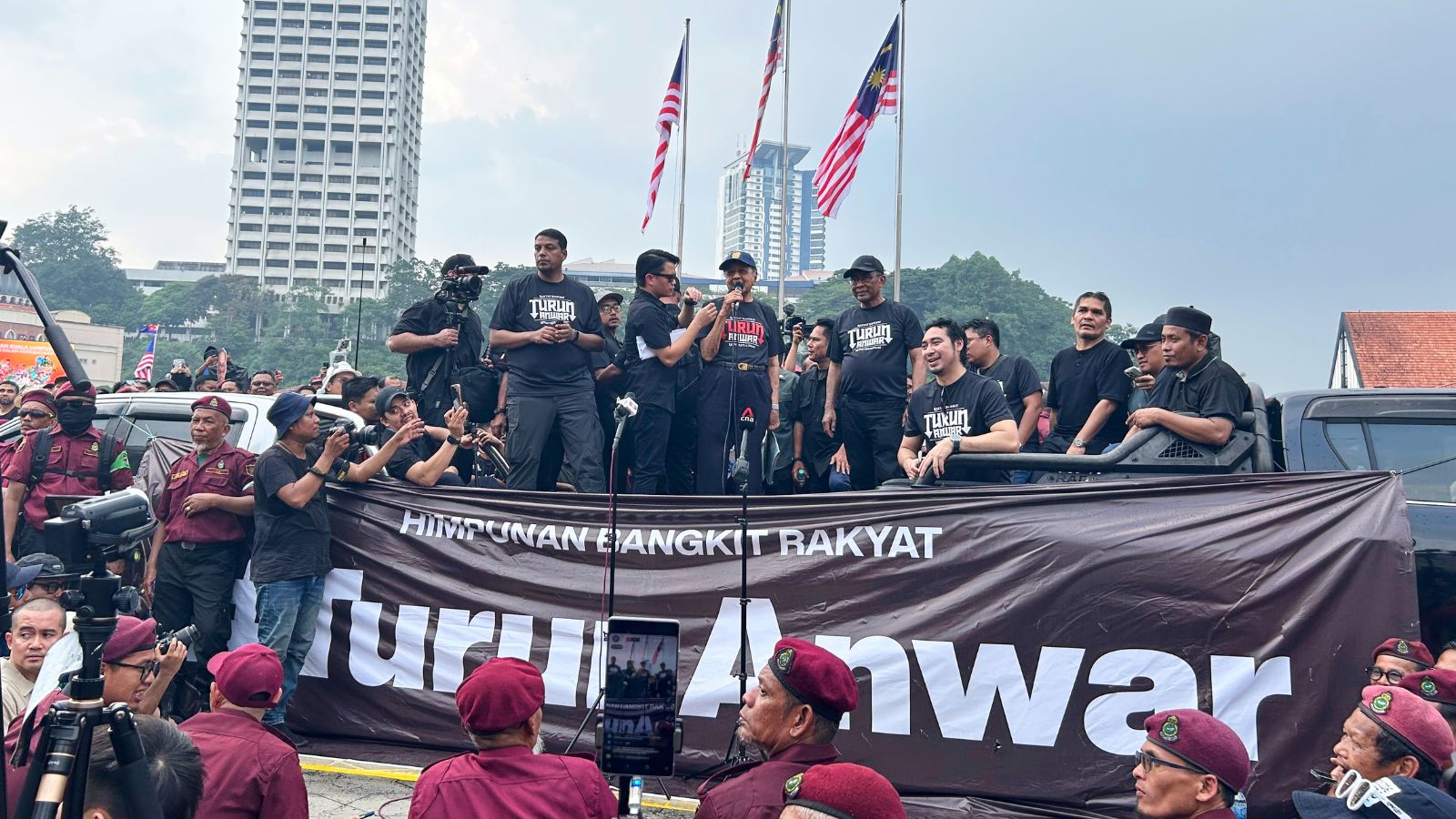 Thousands rally in Malaysia to call for PM Anwar’s resignation | World ...