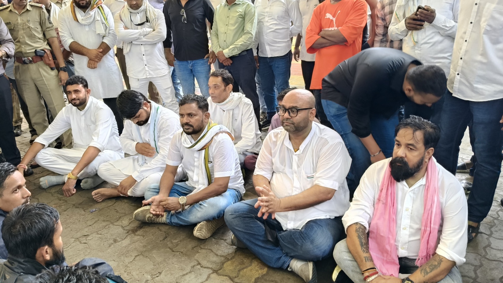 In Gujarat, Congress MLA comes out in support of jailed AAP legislator ...