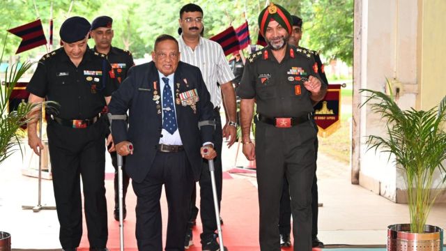 Paralympic legend Murlikant Petkar meets Army para-athletes | Pune News ...