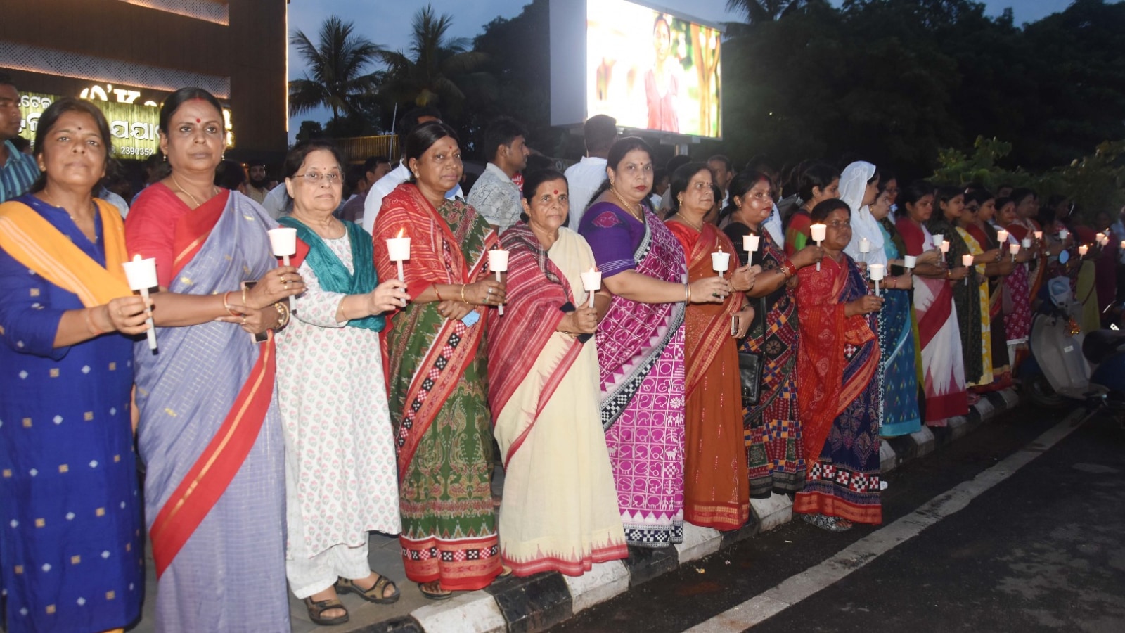 Thousands bid farewell to Odisha student who set herself on fire ...