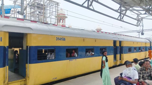 How many passengers travelled in general coaches in last 5 financial ...