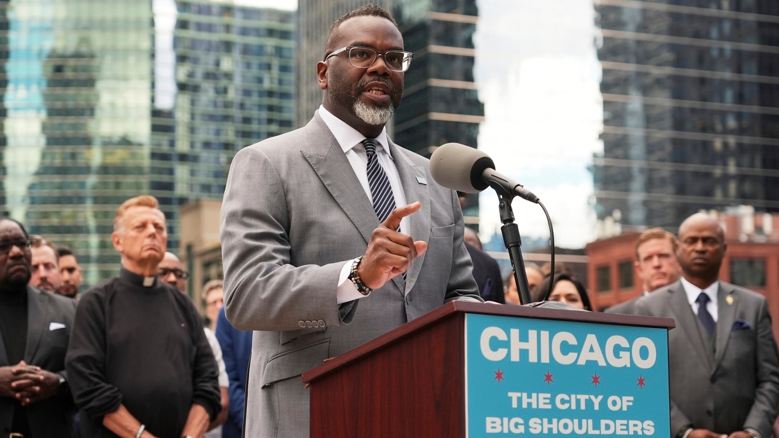 ‘Don’t need unconstitutional military occupation’: Chicago mayor signs ...