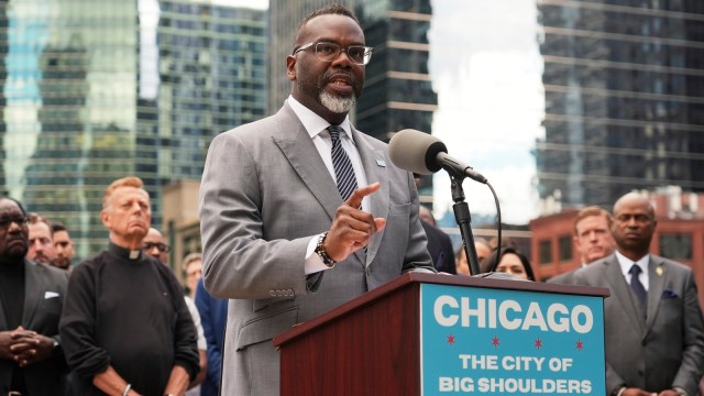 ‘Don’t need unconstitutional military occupation’: Chicago mayor signs ...