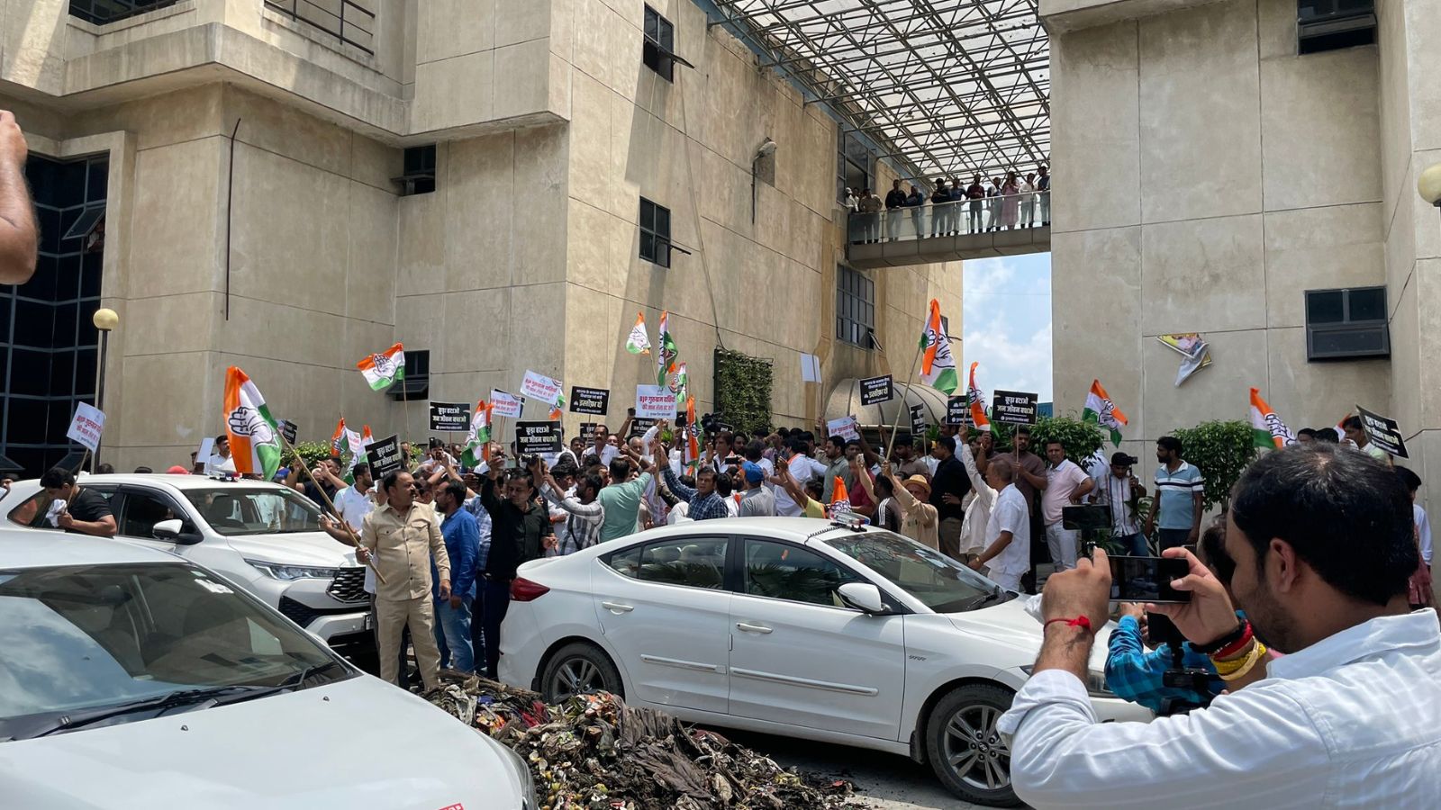 Congress leaders dump garbage outside Gurgaon civic body HQ in protest ...