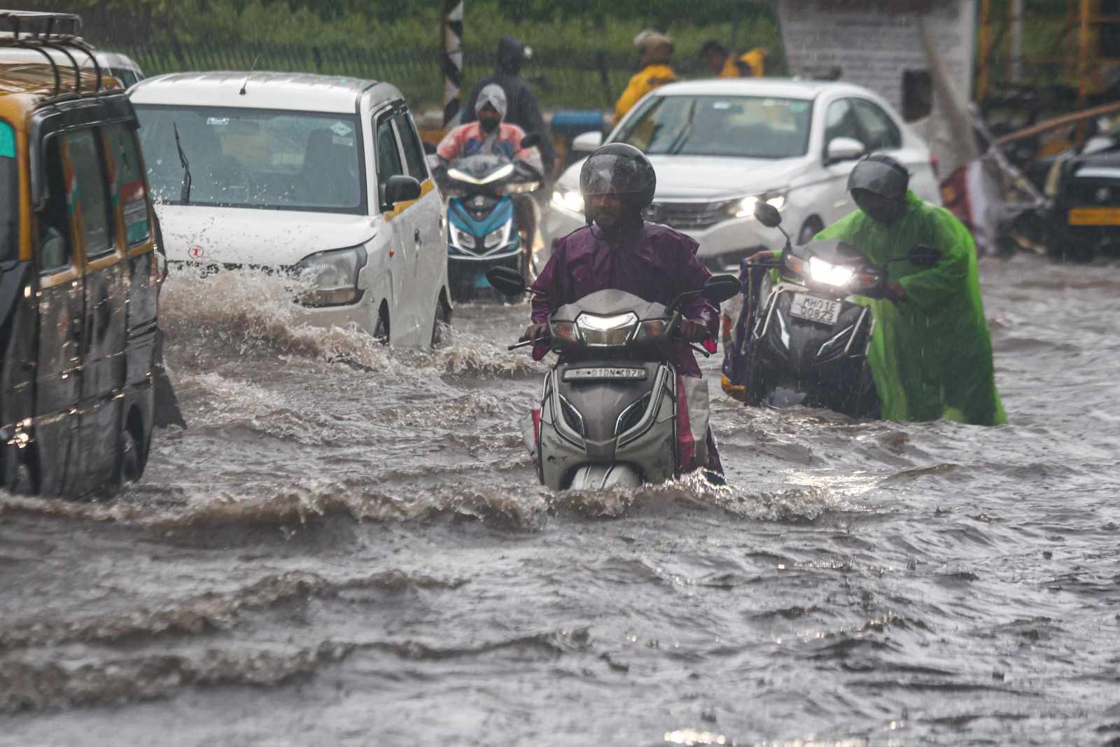 Mumbai Local Train Latest News: Amid heavy rain in Mumbai, Central ...